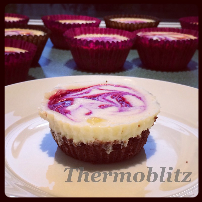 Mini Raspberry Swirl Cheesecakes – MIXING FOOD & LIFE